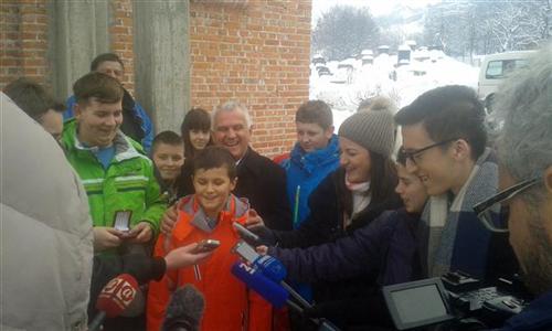 Nekoliko stotina djece u lomljenju česnice sa zlatnikom - Banjalučanke.com