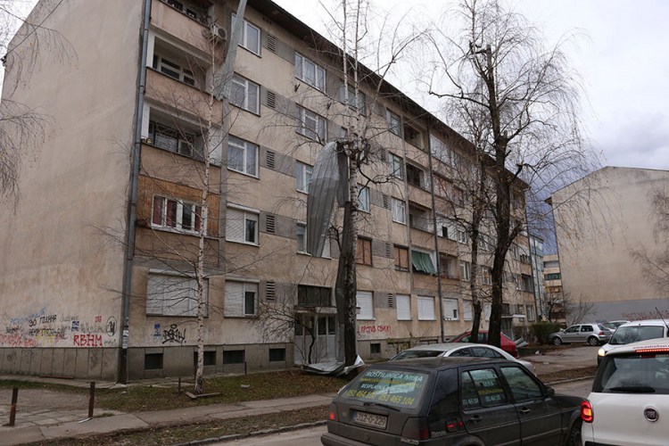 Voda ušla u zgradu u naselju Obilićevo, građani apeluju na pomoć ...