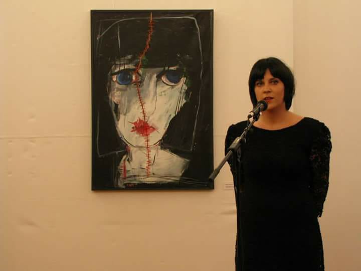 Akademska slikarka poklanja svoje radove na Trgu Krajine - Banjalučanke.com